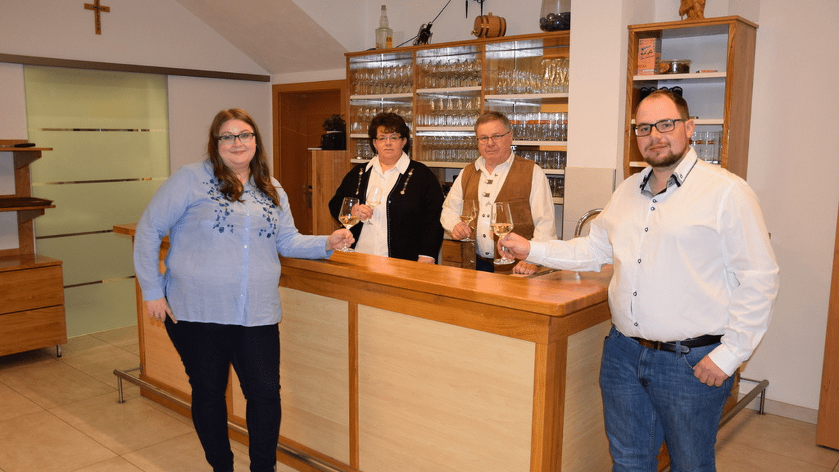 Wine Tour Wine Quarter: Lavender Heuriger Piller, Unterdürnbach - 11.04 ...